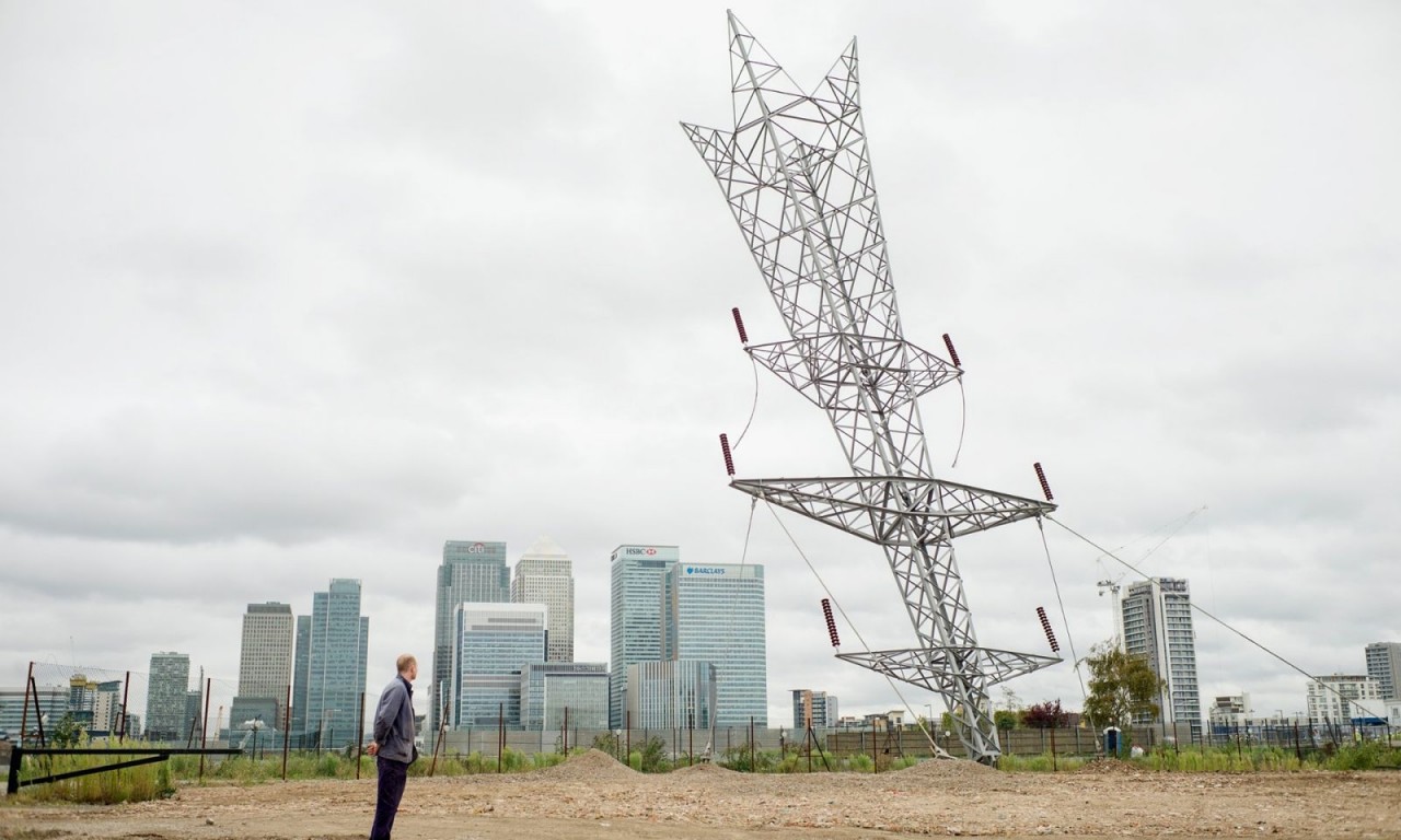 Un pylône électrique à la renverse – La boite verte