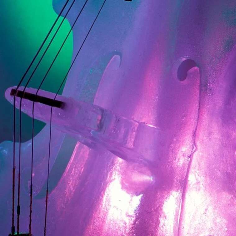 Il crée des instruments de musique avec de la glace – La boite verte