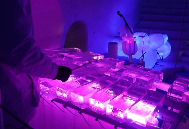 Il crée des instruments de musique avec de la glace – La boite verte
