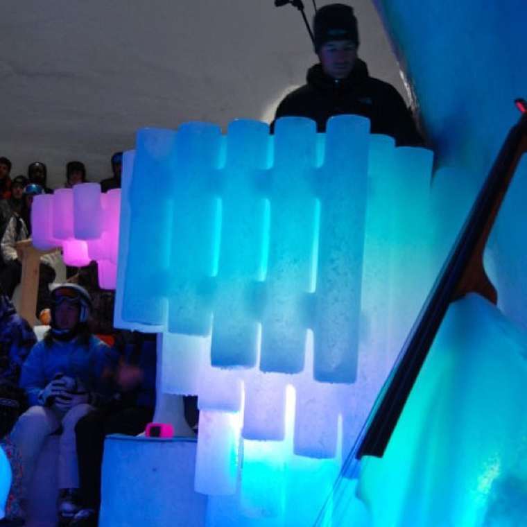 Il crée des instruments de musique avec de la glace – La boite verte