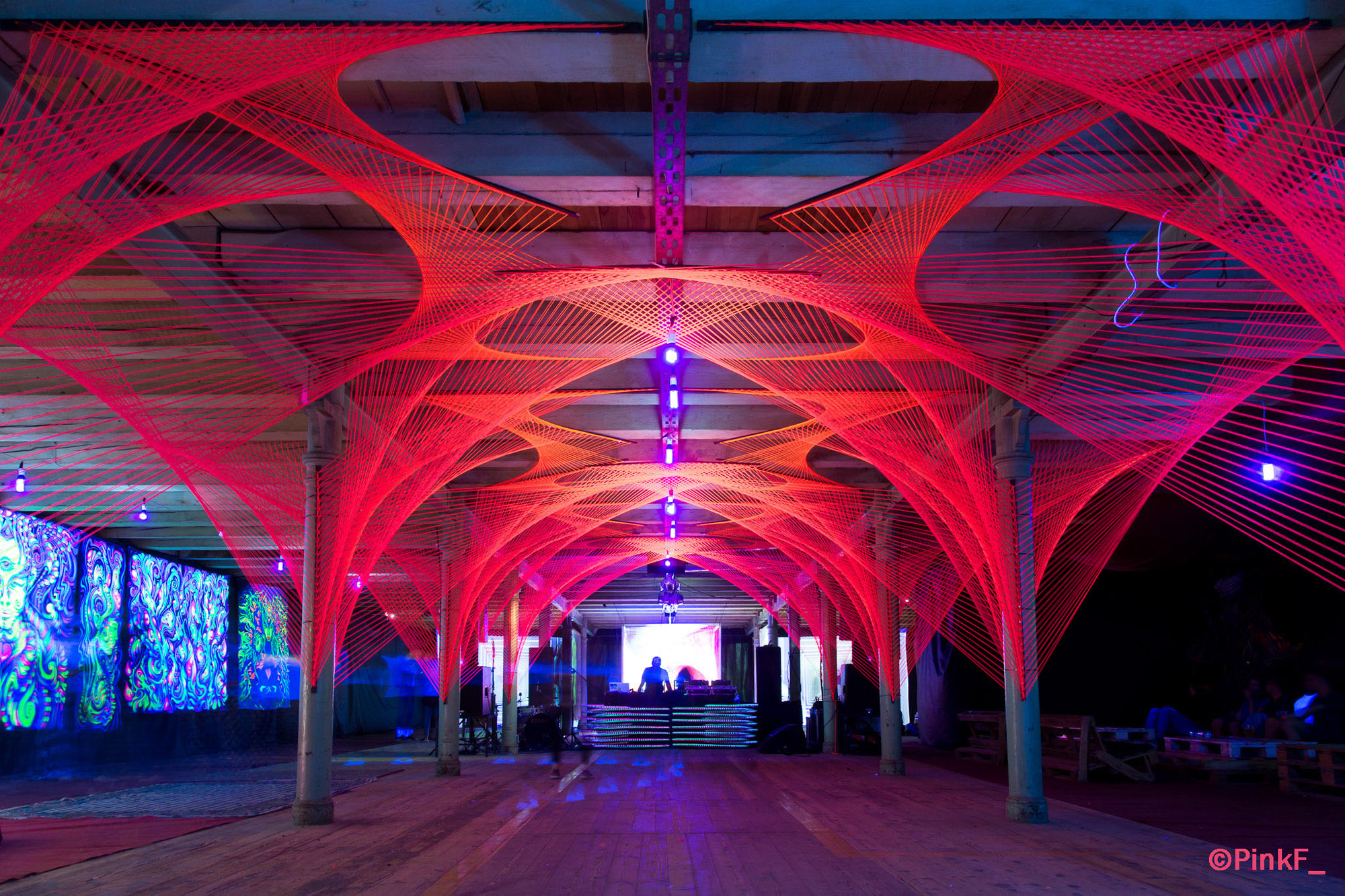 Des sculptures incroyables en fils tendus qui s’illuminent à la lumière ...